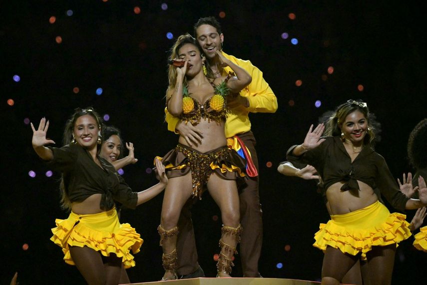 ¡Hey Brasil!: Así fue la actuación de Karol G en medio tiempo de la NFL ...