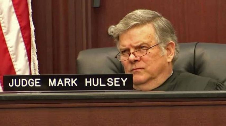 Juez de Florida renuncia acusado de proferir insultos racistas y sexistas
