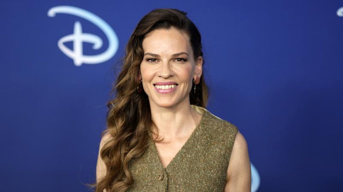Hilary Swank, de 48 años, anuncia que espera gemelos