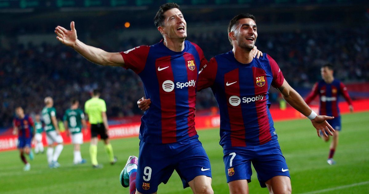 Barcelona consigue remontada con doblete de Lewandowski
