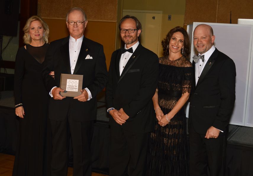 Be a Voice, Be a Light: Linda gala de Voices for Children