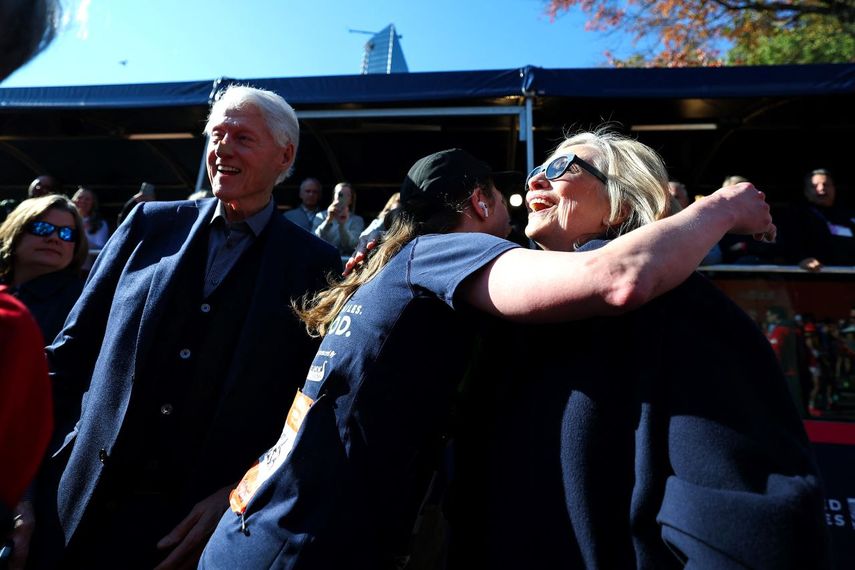Trump acusa a demócratas de montar una farsa con el caso Epstein y pide ...