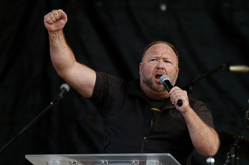 Presentador Alex Jones se declara en bancarrota