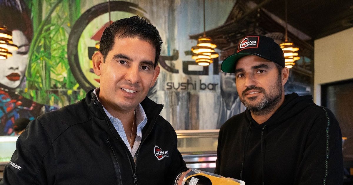 Dos venezolanos celebran el éxito con deliciosas salsas