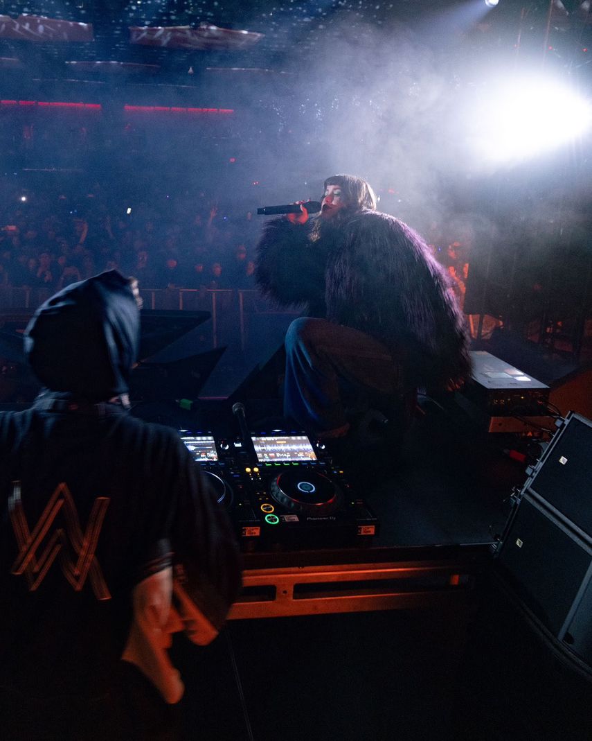 Sofía Reyes sorprende en evento de Alan Walker