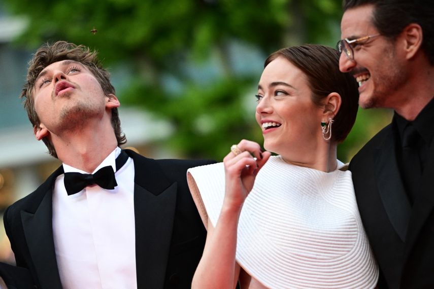Pedro Pascal y Austin Butler protegen a Emma Stone de una abeja en Cannes