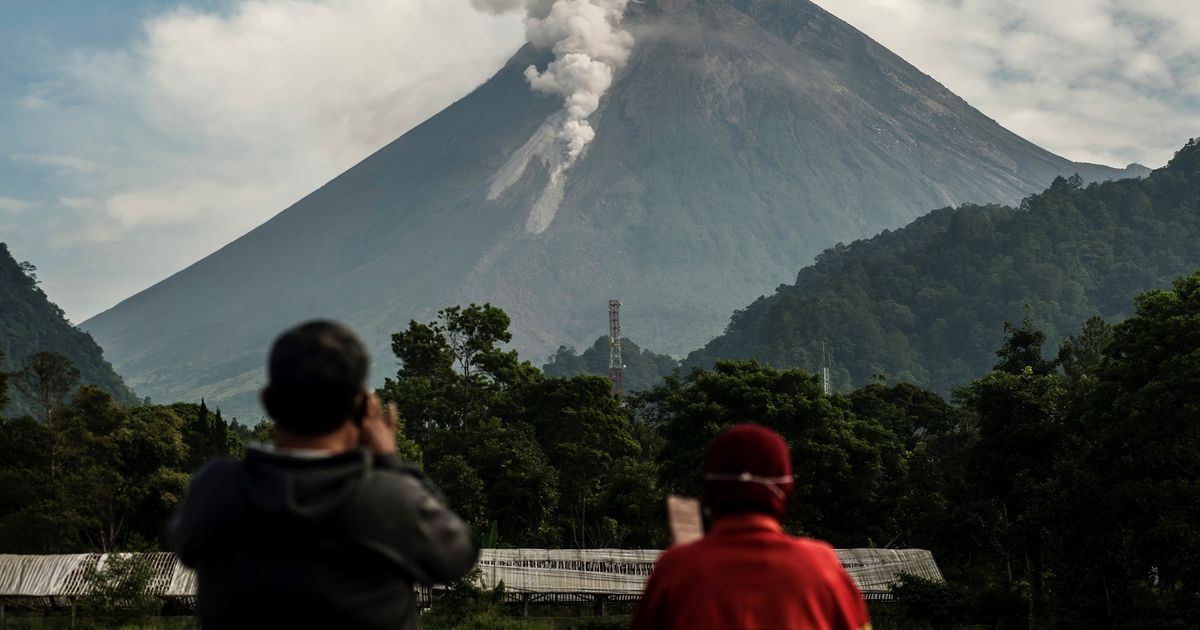 El volcán Merapi entra en erupción en Indonesia