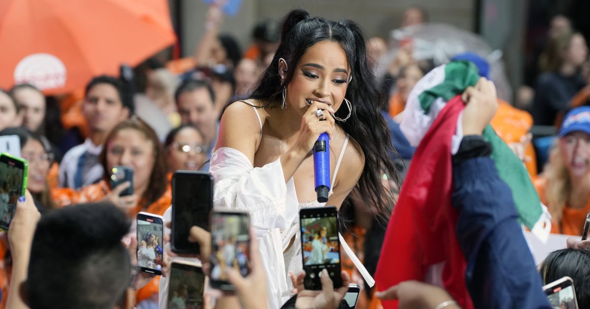 Becky G muestra con orgullo sus raíces en “Esquinas”