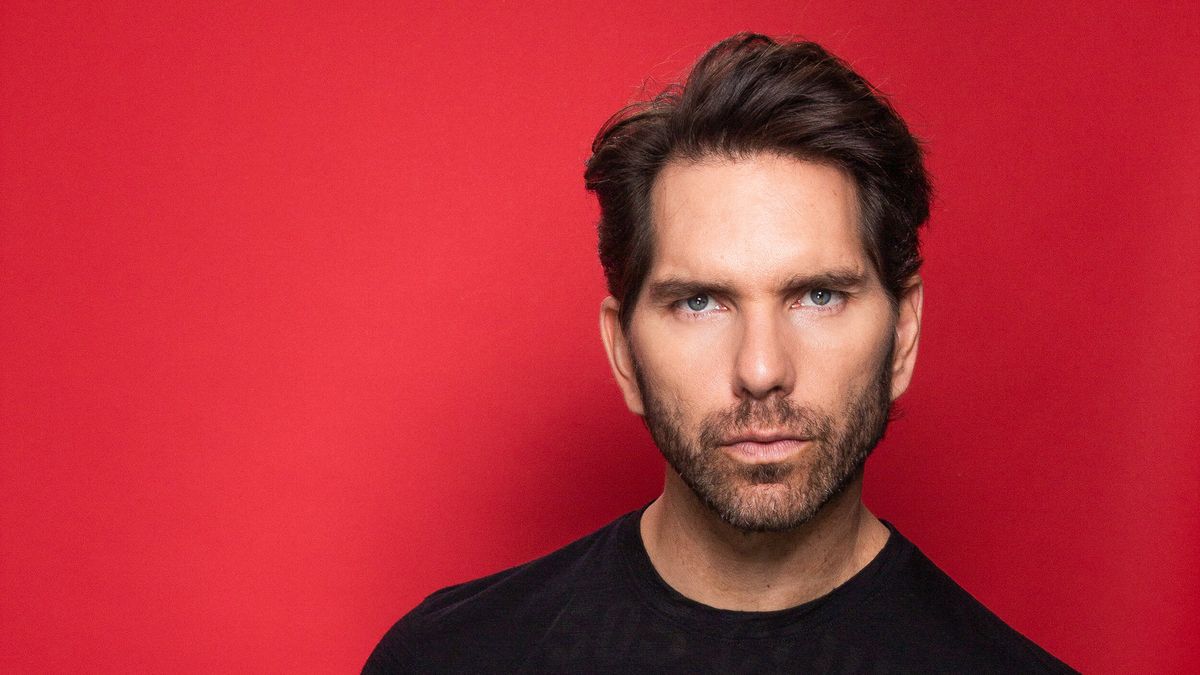 Actor Arap Bethke se compromete con su novia Ivana de María