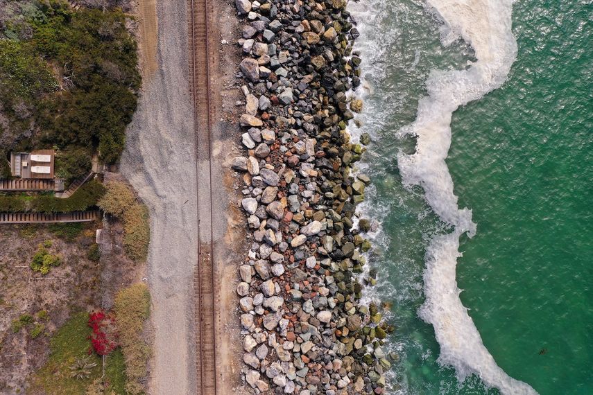 California: en San Clemente, el océano avanza tierra adentro