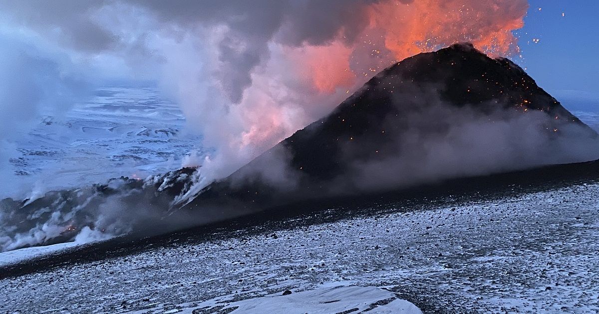 Estallan dos volcanes en la península Kamchatka en Rusia