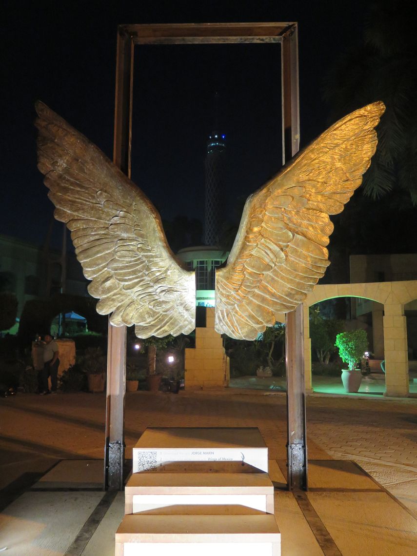 Escultura las Alas de México llega a El Cairo en su primer vuelo a África