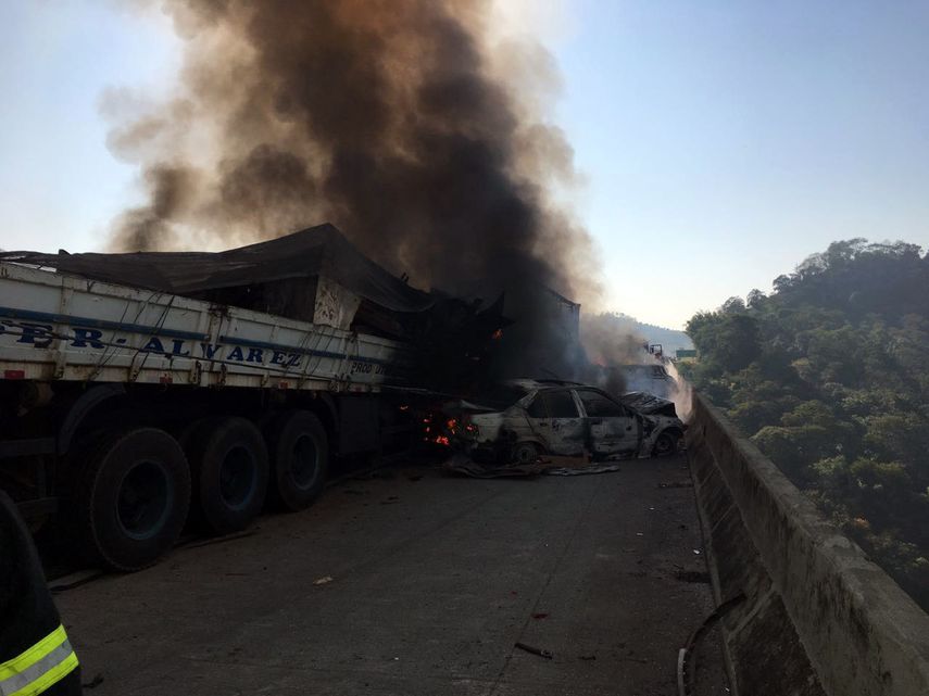 Choque con 36 vehículos y explosión en Brasil deja dos muertos