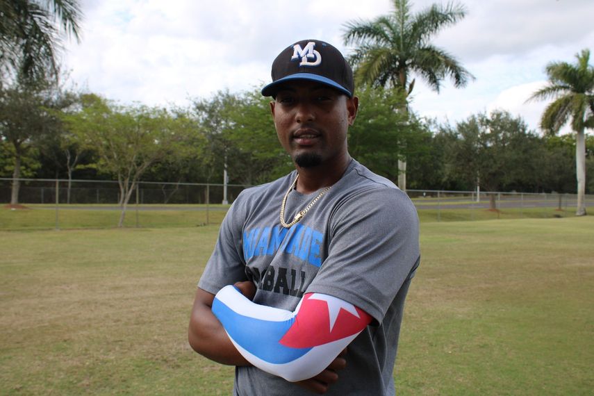 Anuncian pacto de lanzador cubano Andy Rodríguez con Rangers de Texas