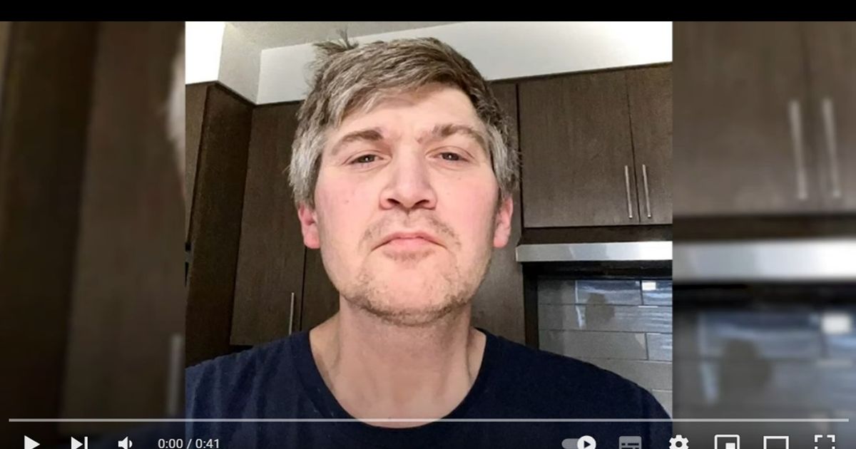 Hallan sin vida dentro de su vehículo a Benji Gregory, actor de Alf