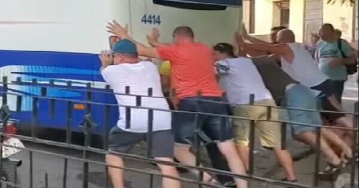 Turistas en Cuba tienen que empujar un autobús roto