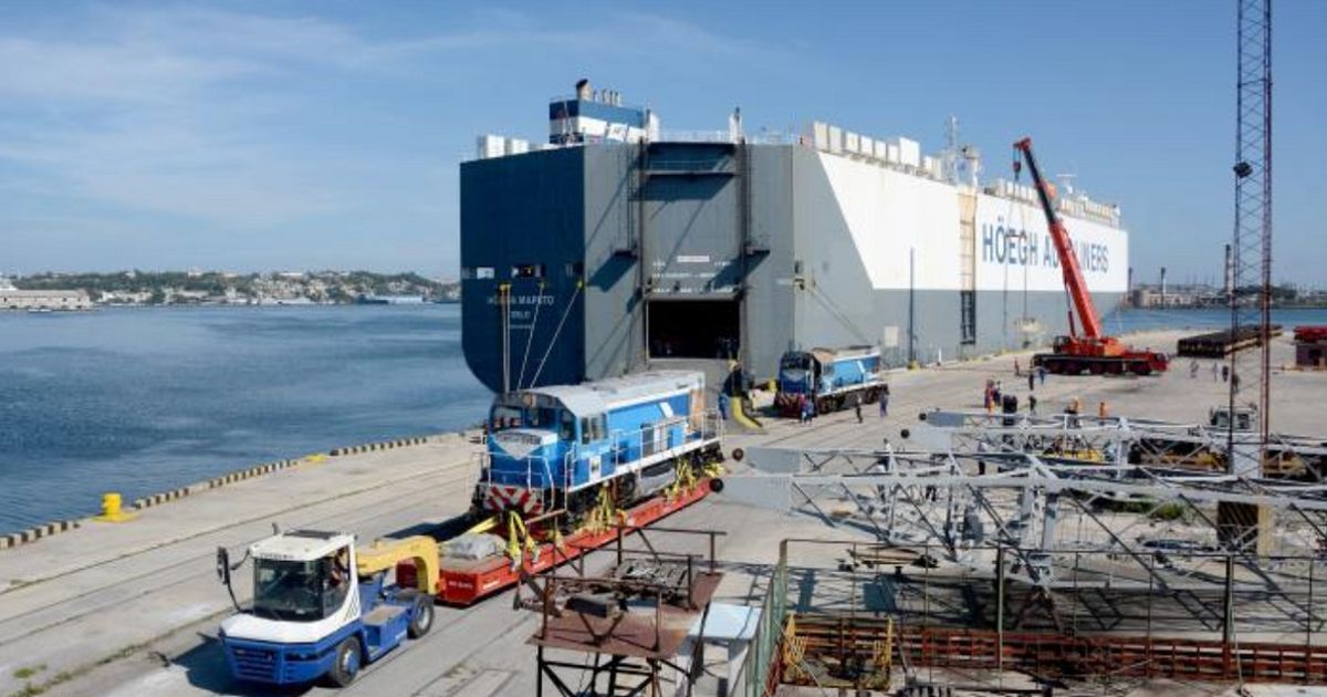 Cuba recibe más locomotoras y un ferrobús de Rusia para renovar ferrocarril