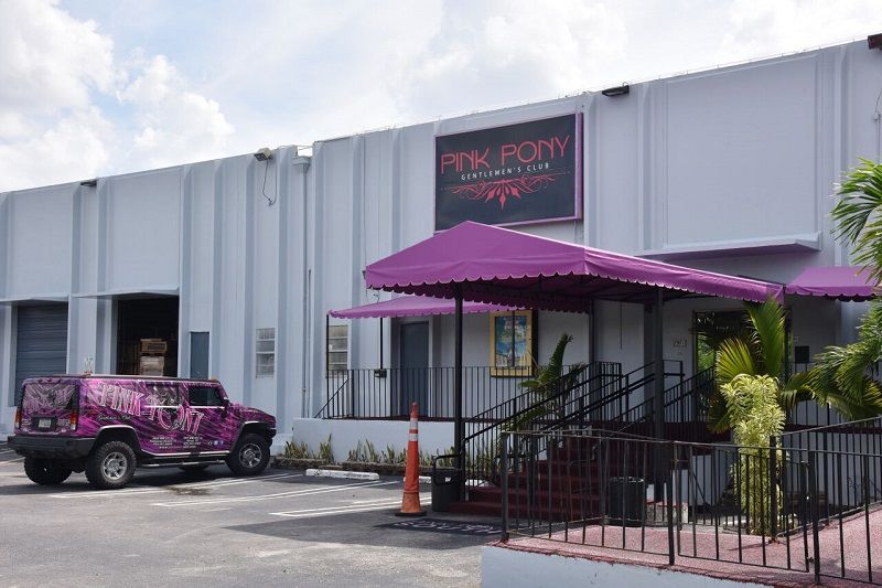 Arrestan a una de las bailarinas del club de striptease Pink Pony