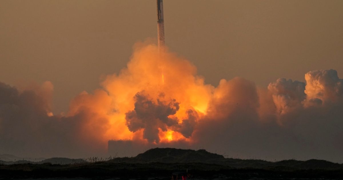 Cohete de SpaceX explota pero avanza en su objetivo de llegar a la Luna