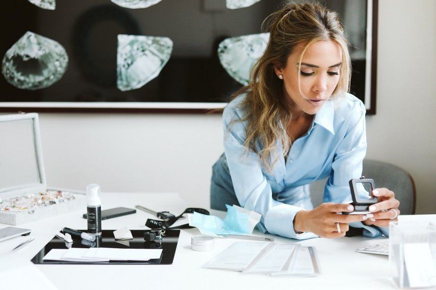 Venezolana irrumpe en el mundo del diseño de joyas