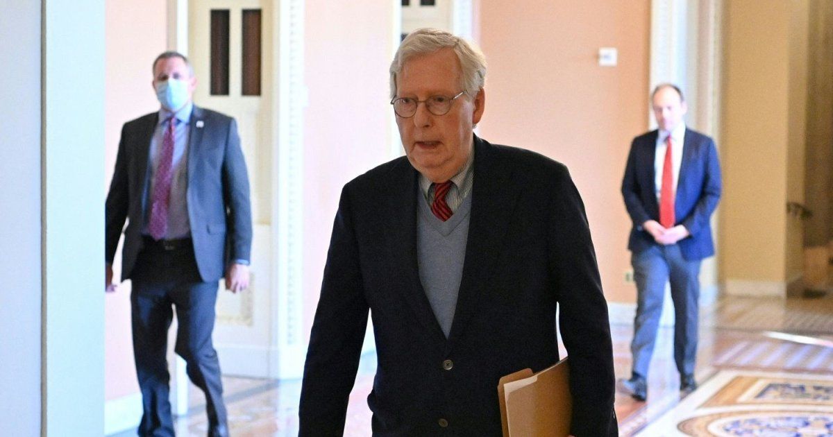Mitch McConnell se cae en el Capitolio y se abre herida en el rostro