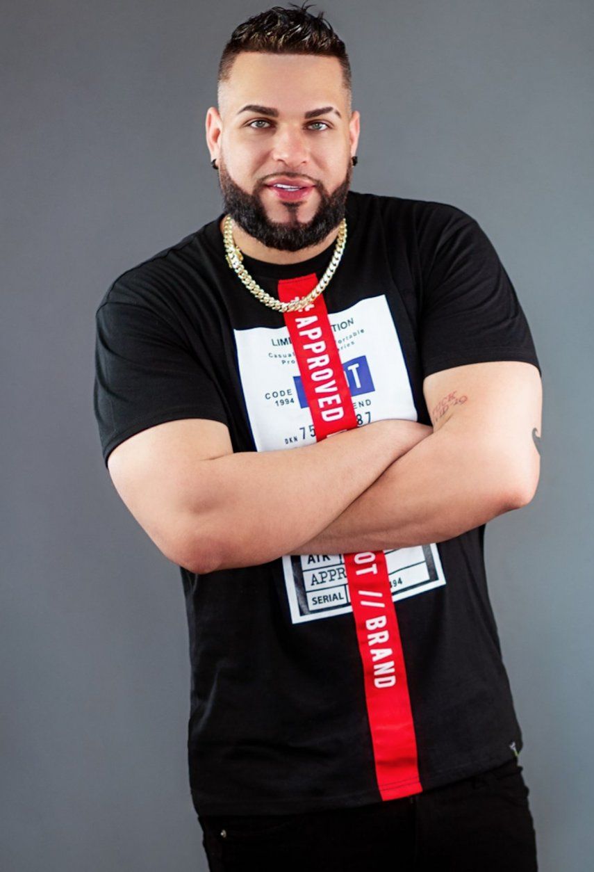 De la comedia a la tarima, Dee Espinal logra sus metas con una gran gira