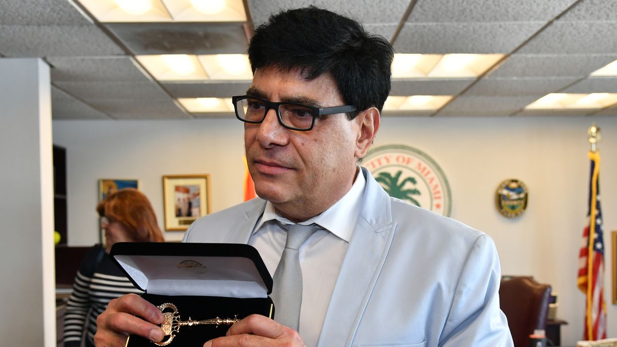 El locutor Adrián Mesa recibe las Llaves de la ciudad de Miami
