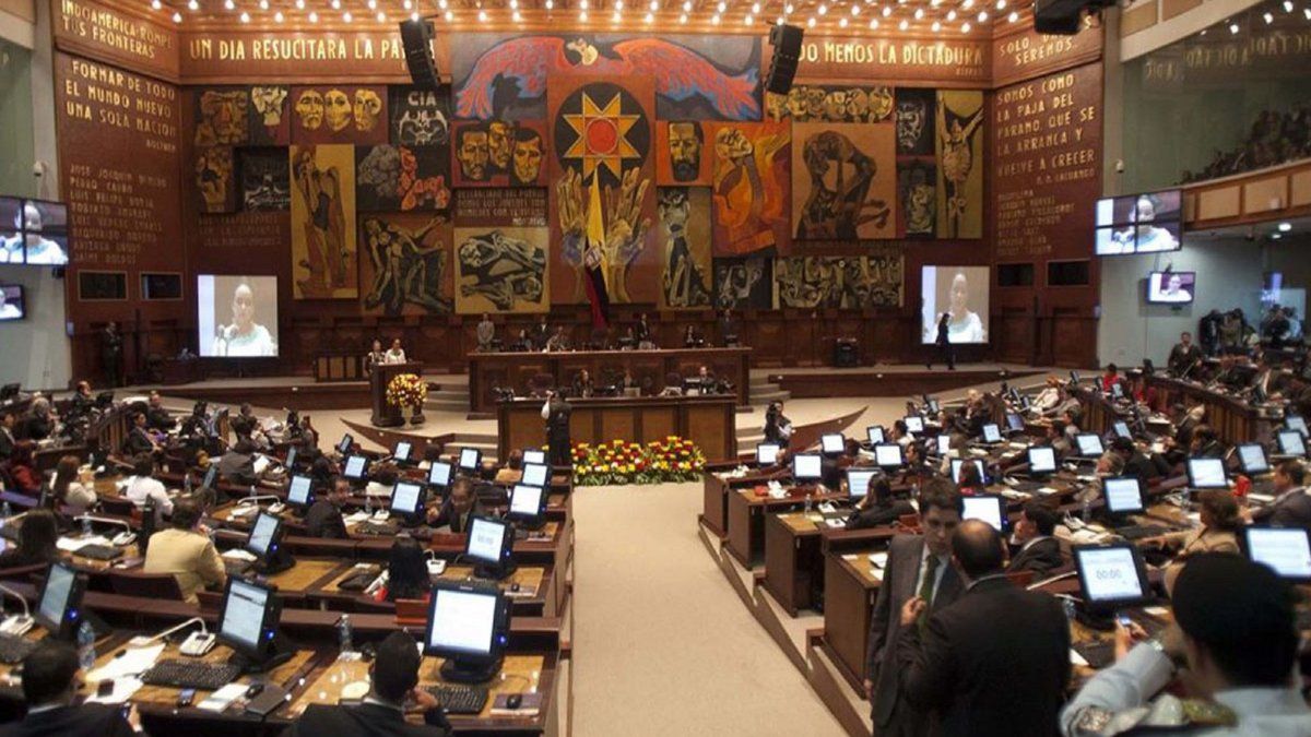Congreso de Ecuador se instala y busca definir autoridades