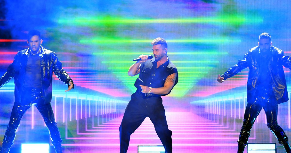 Ricky Martin muestra cara nueva y las redes lo acribillan