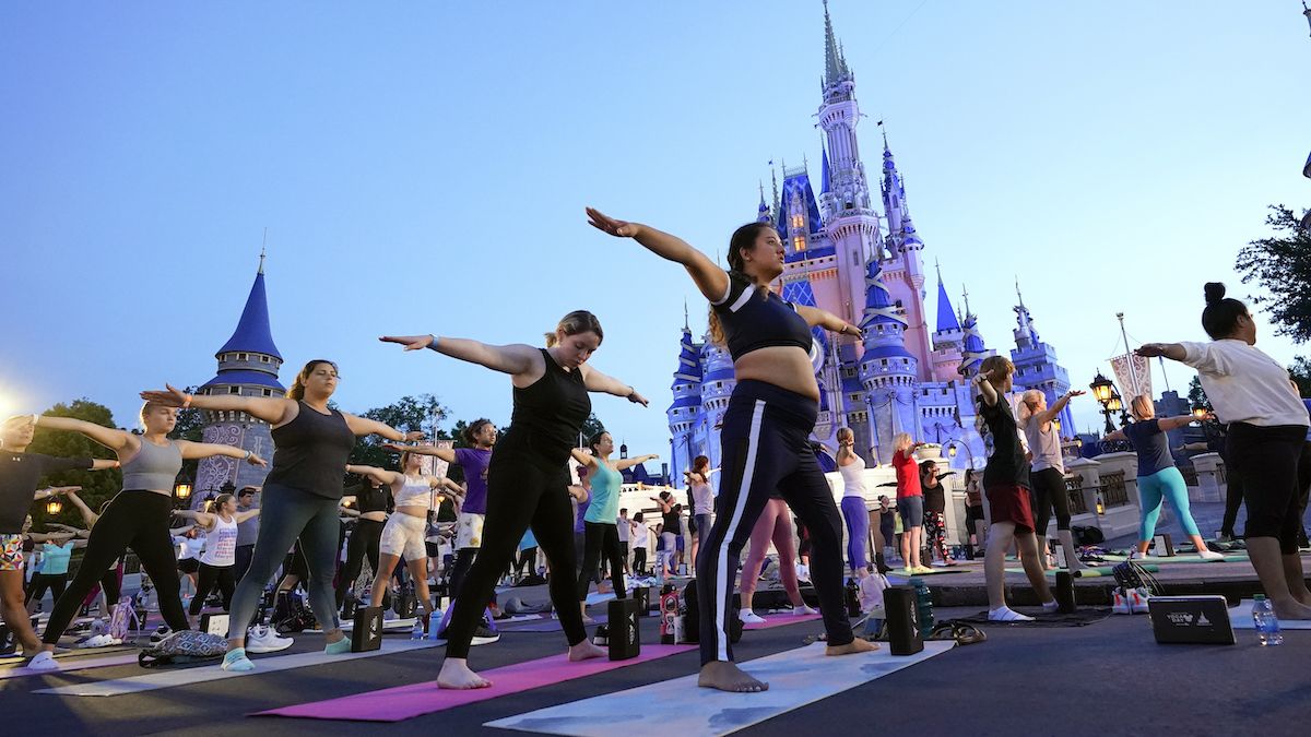 Disney celebra el Día Internacional del Yoga