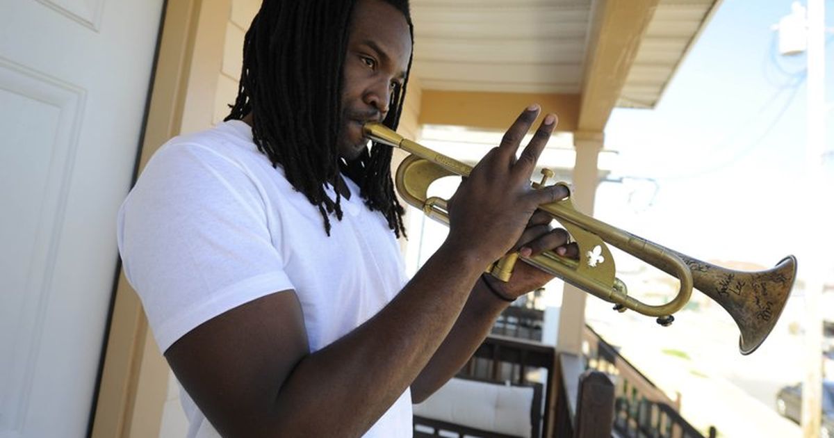 Músico Shamarr Allen ofrece a los niños trompetas por armas