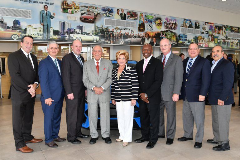 Gus Machado Ford en Hialeah festeja su reapertura