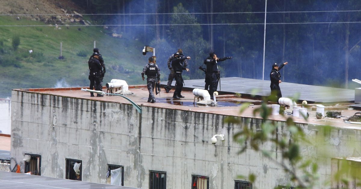 Culpan a pandillas y hacinamiento por violencia en Ecuador