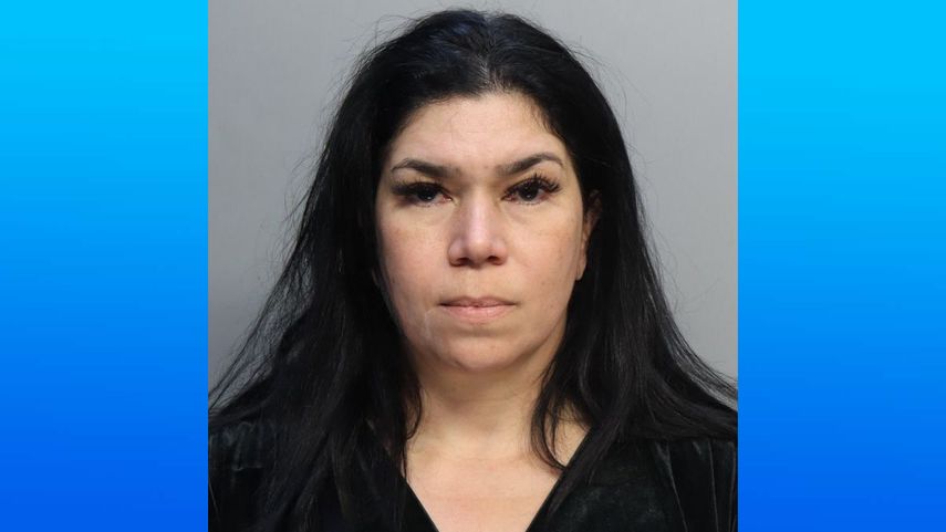 Reducen fianza a exmiembro de junta escolar acusada de fraude y hurto