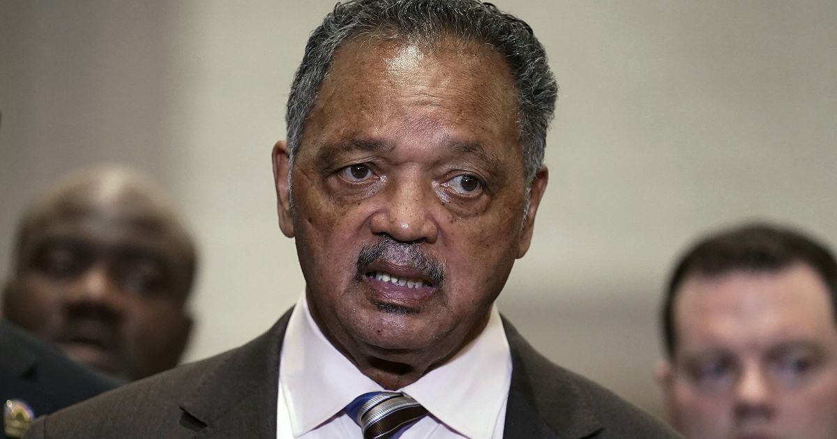 Hospitalizan al reverendo Jesse Jackson tras una caída