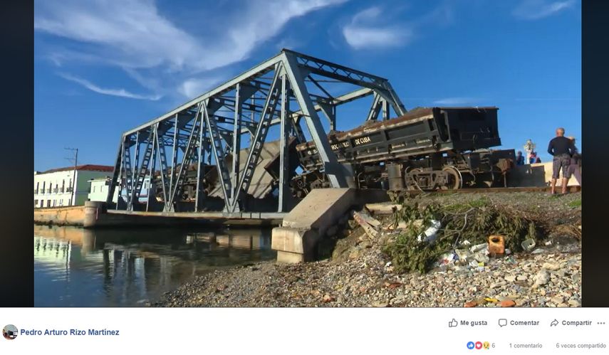 Descarrilamiento de un tren de carga obstruye centenario puente ...