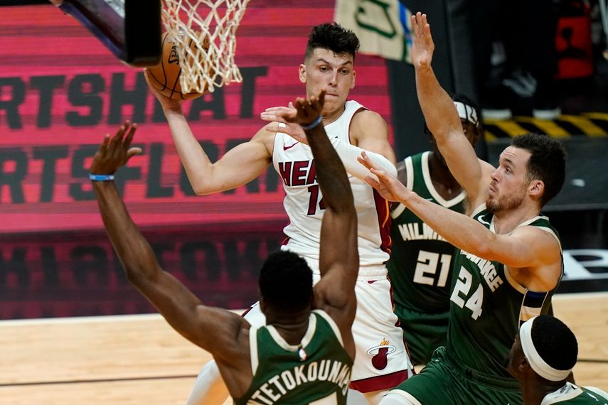 Heat venga humillación; remonta y vence a Bucks