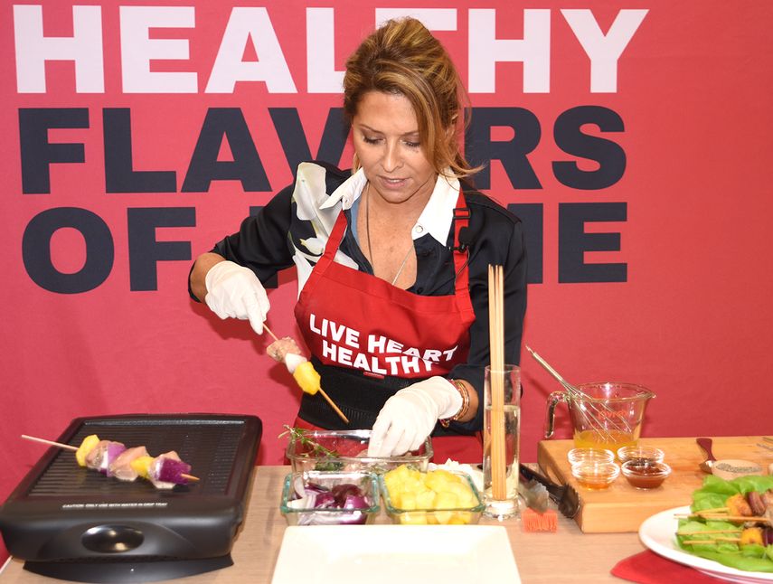 La chef Ingrid Hoffman prepara platos saludables para el corazón