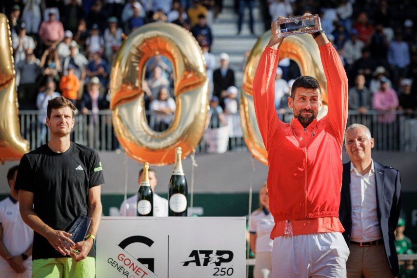 Novak Djokovic gana su título número 100 en la ATP y hace más historia