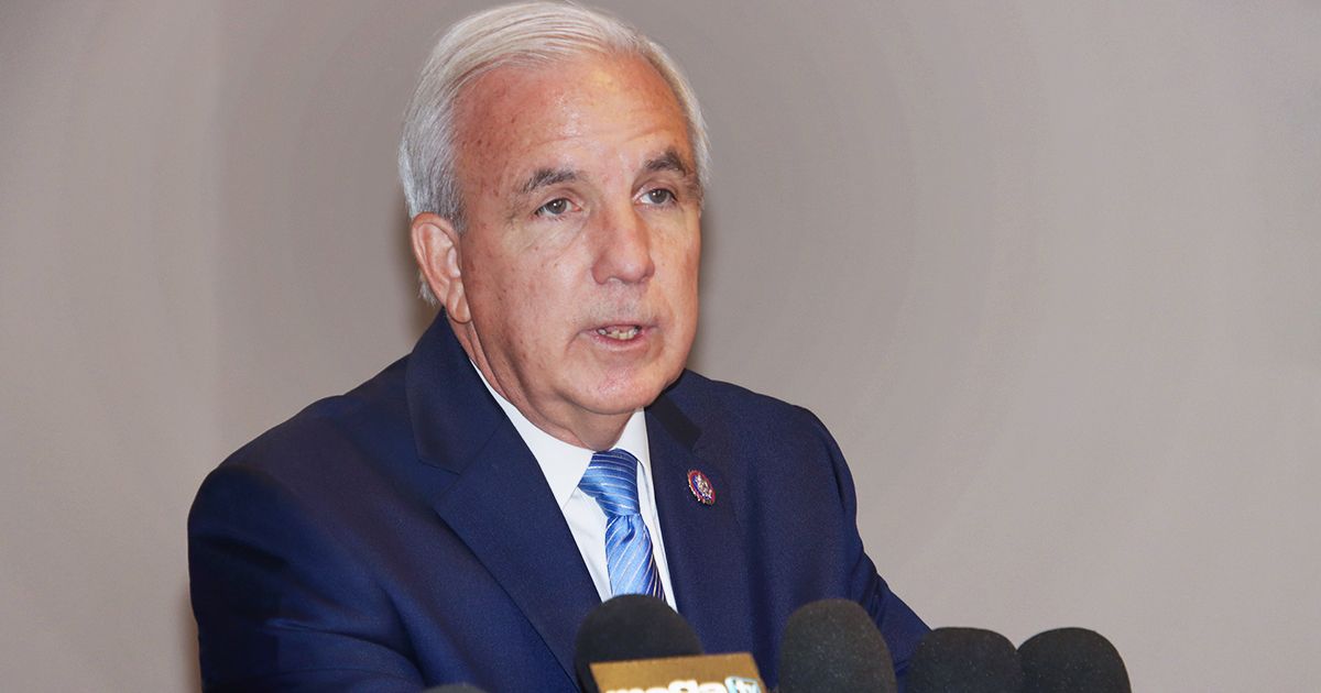 Congresista Giménez pide restablecer políticas migratorias de Trump