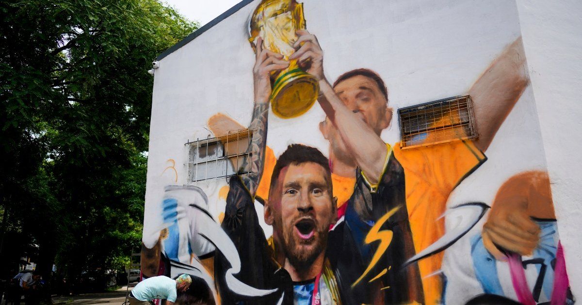 Exhiben mural de Messi con la Copa del Mundo en Buenos Aires