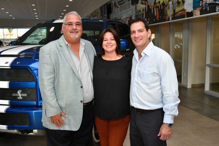 Gus Machado Ford en Hialeah festeja su reapertura