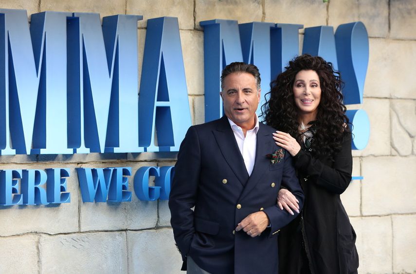 Cher graba los grandes éxitos de Abba