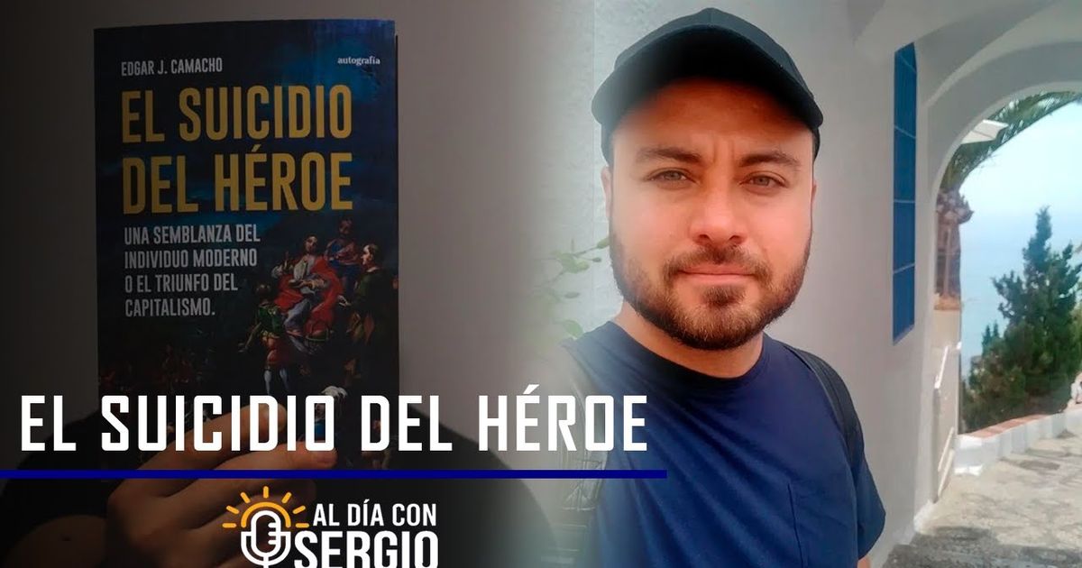 Edgar J. Camacho es premiado por El suicidio del héroe