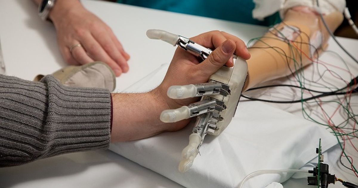 Crean mano artificial con sentido del tacto