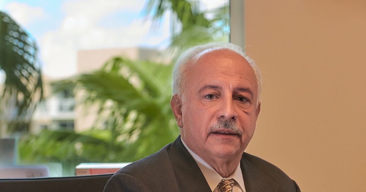 Roger López: Antes de subir al avión, mi mamá me dijo: hijo, no mires ...