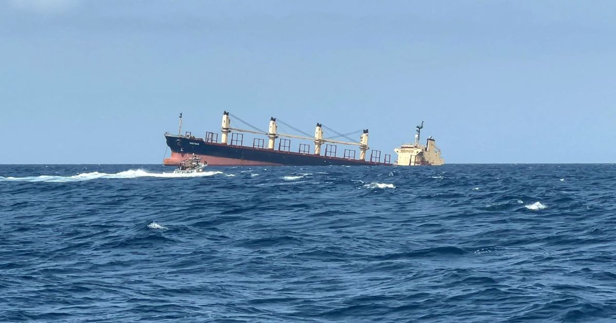EEUU advierte del riesgo medioambiental por buque hundido en el mar ...