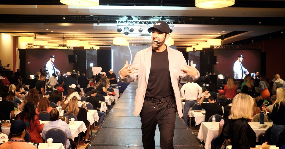 Daniel Montiel capacita e inspira a hispanos con su podcast Cafecito inmobiliario