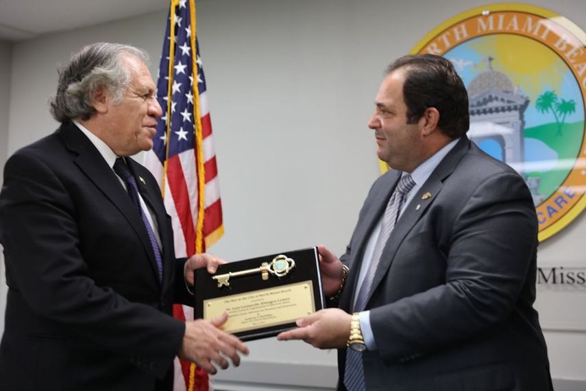 Entregan a Luis Almagro llaves de la ciudad de North Miami Beach