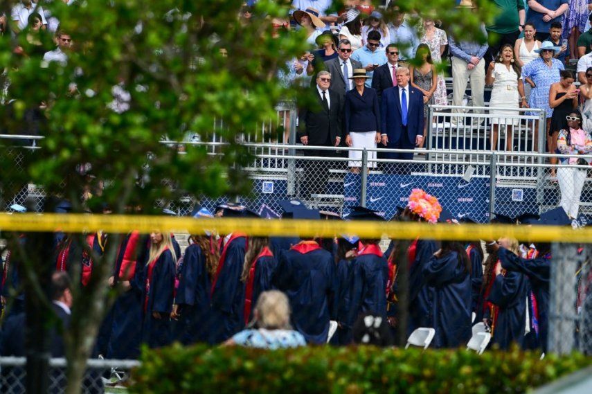 Trump asiste a la graduación de su hijo Barron en escuela de Florida